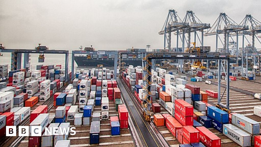 Freight Tetris: Exploring London's hi-tech Gateway port - BBC News