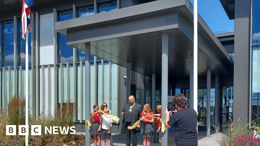 Cambridgeshire council officially opens Alconbury HQ - BBC News