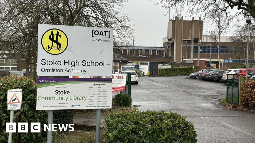 Ipswich's Stoke High School closes after receiving threat - BBC News