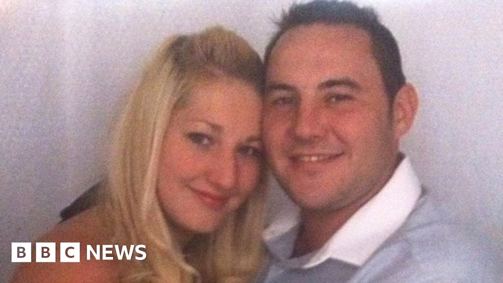 Tunisia attack: Shot Pontypridd man in Sousse was 'human shield' - BBC News