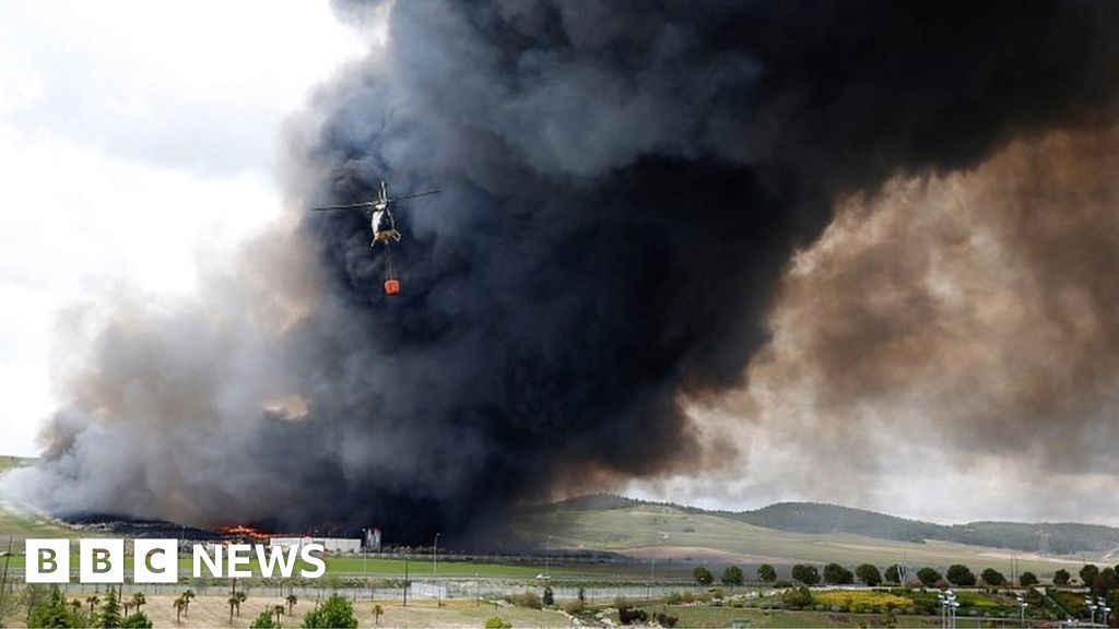 Video shows huge size of fire at tyre dump in Spain - BBC News