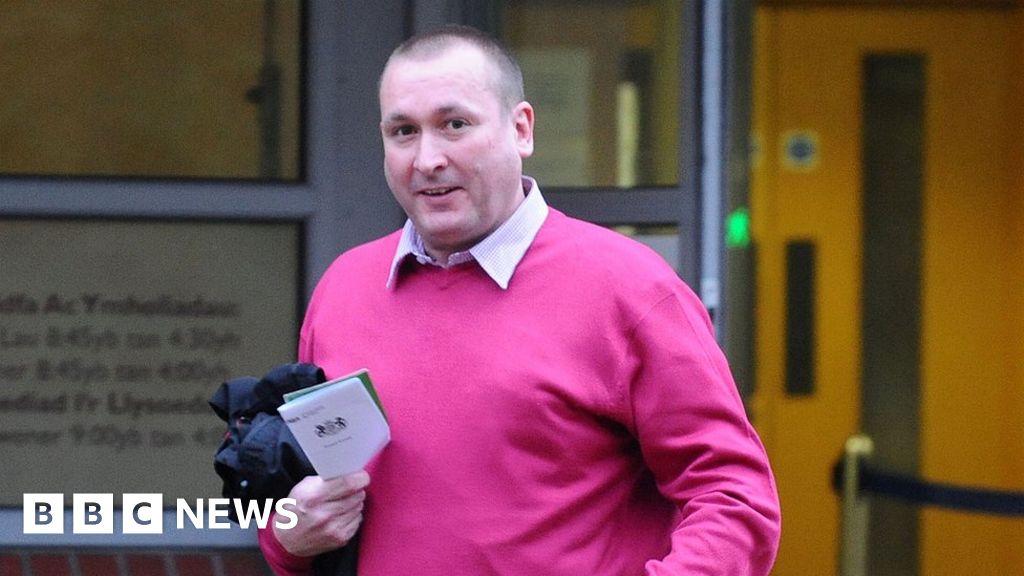 School bus driver drunk at wheel in Ton Pentre, court hears - BBC News