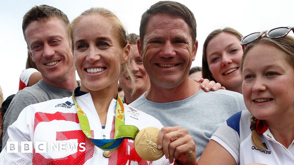 Helen Glover and Steve Backshall in 125-mile kayak race - BBC News