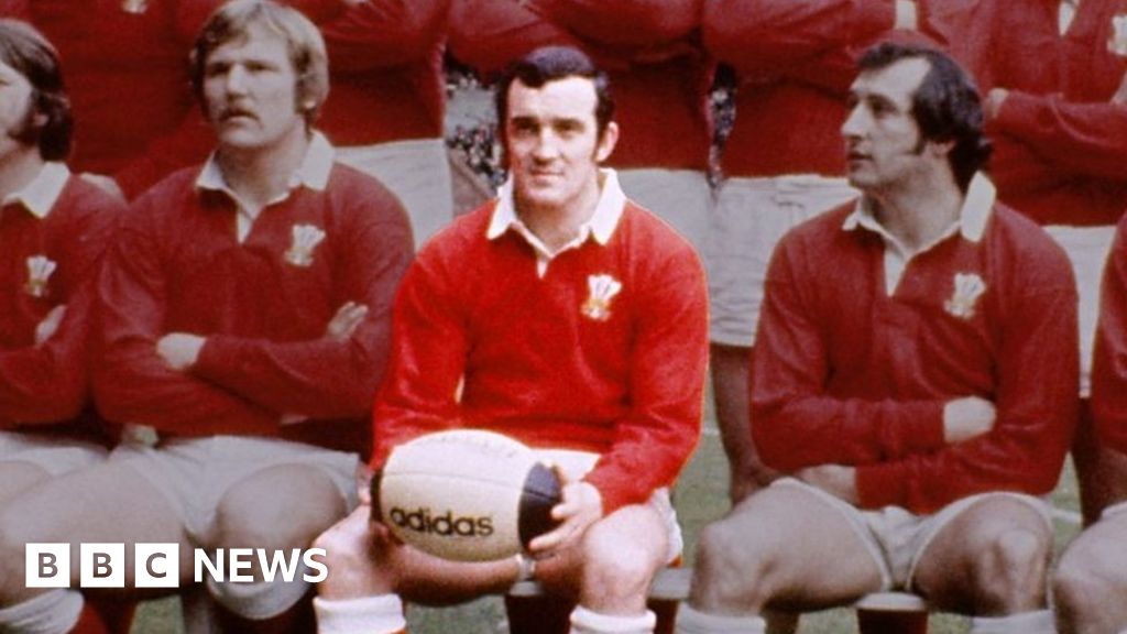 Phil Bennett death: Tributes from family and sports world - BBC News