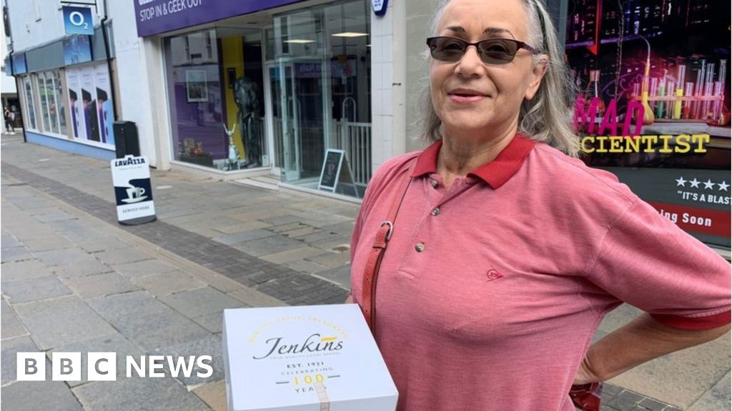 Boris Johnson: People in Wales react to resignation - BBC News