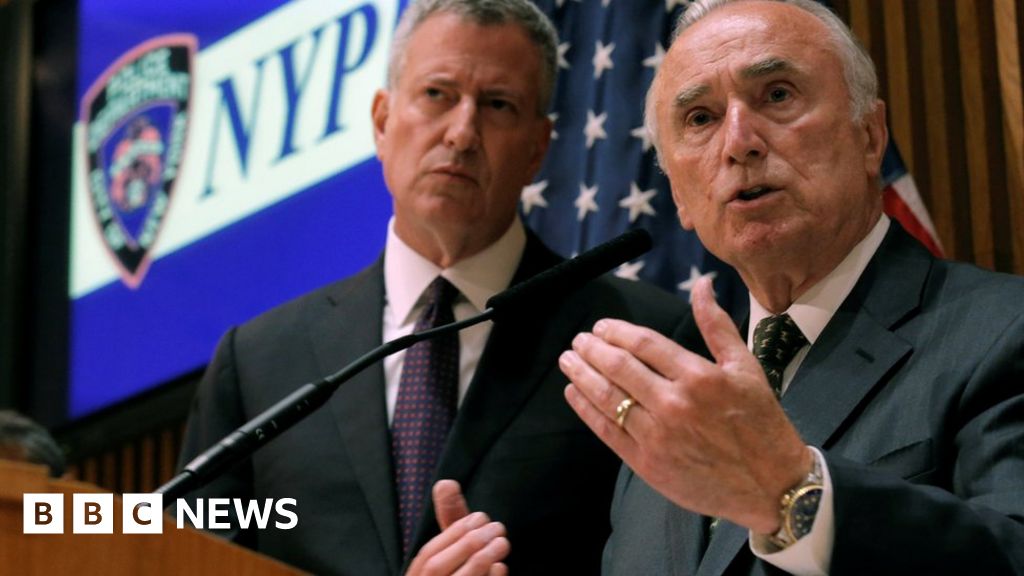 New York City police chief Bill Bratton to step down - BBC News
