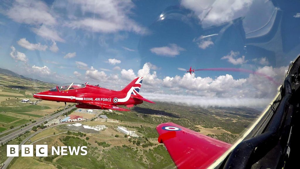 The Red Arrows: A cockpit view of new routine - BBC News