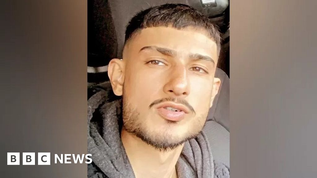 Fifth man charged with murder of Shrewsbury DPD driver - BBC News