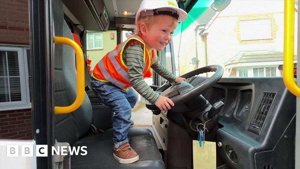 Doncaster boy, 1, meets bin crew heroes in surprise visit - BBC News