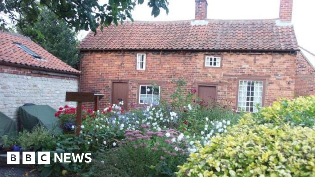 Funding boost for Mrs Smith's Victorian cottage museum - BBC News