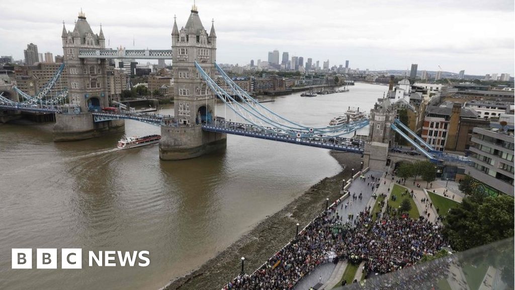 London attack: Crowds gather for vigil to honour victims - BBC News