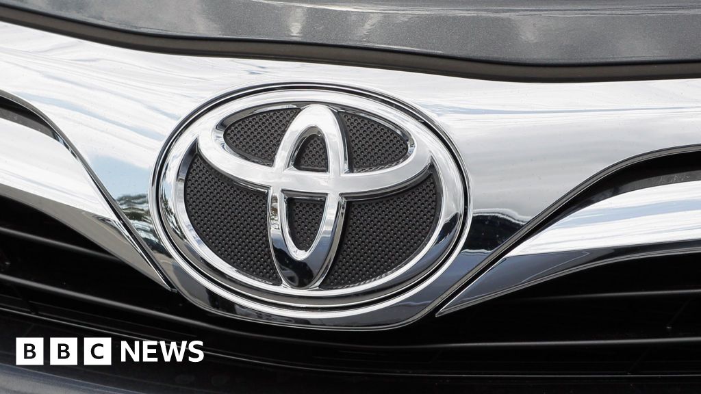 Toyota recalls 625,000 hybrids over software glitch - BBC News