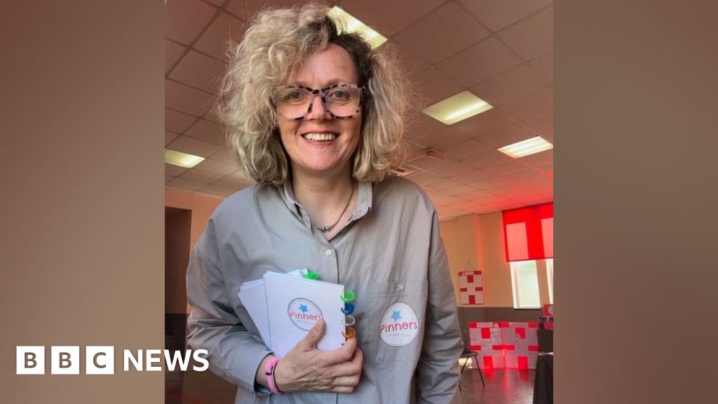 Bournemouth: Badges to boost confidence of cancer survivors - BBC News