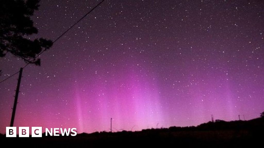 'Rare' Northern Lights photographed in Cornwall and Exmoor - BBC News