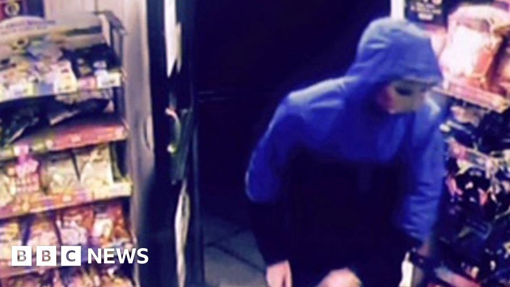 Would-be robber in superhero mask sought in Aberdeen - BBC News