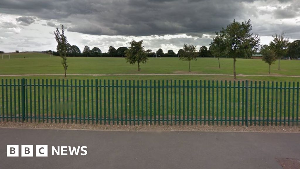 Man, 21, stabbed in head, ear and arm in Slough - BBC News