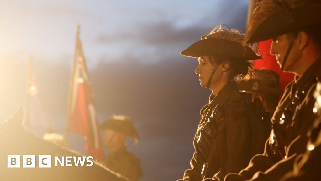 Anzac Day marked in Australia and New Zealand - BBC News
