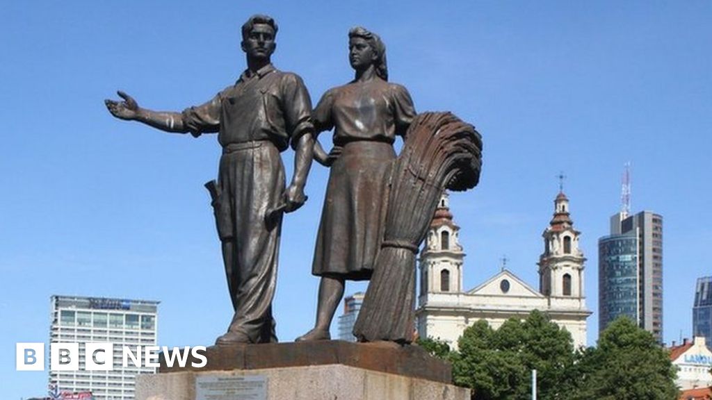 Lithuania: Soviet-era statues offered a home in Russia - BBC News
