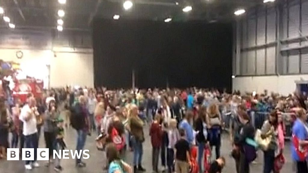 Minecraft convention complaints after long Peterborough queues - BBC News