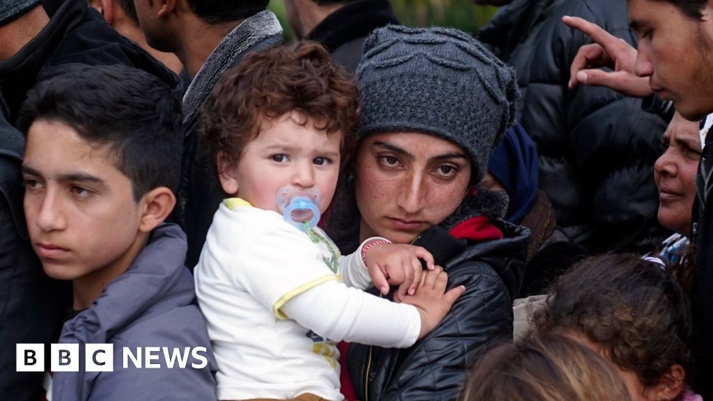 Migrant crisis: EU meeting seeks to heal growing rifts - BBC News