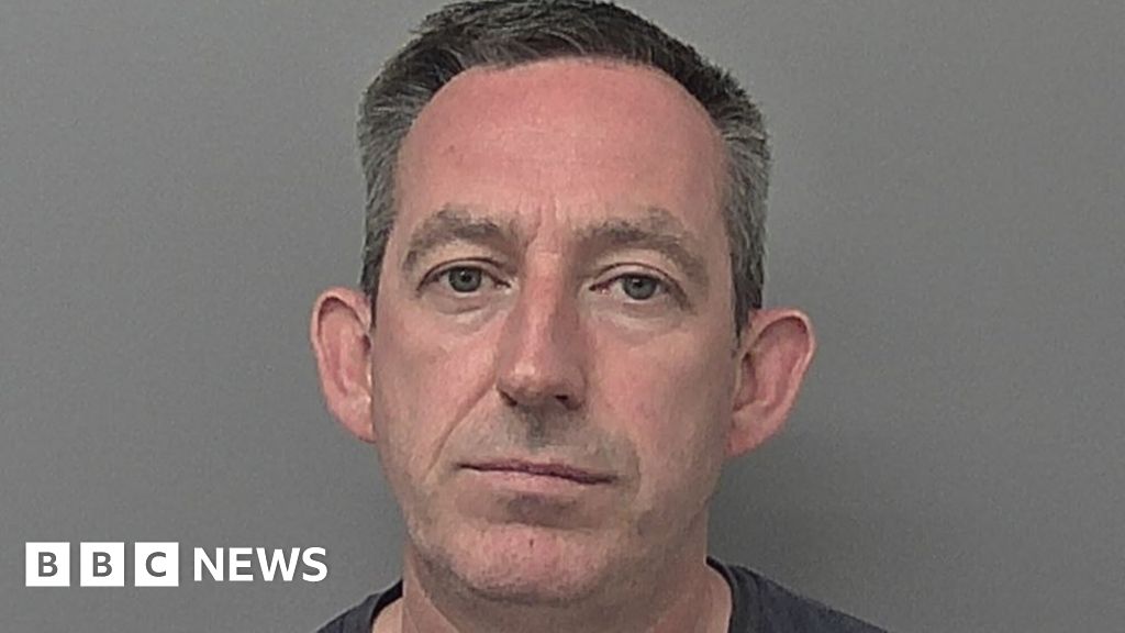 Former Humberside Police officer jailed over relationship with victim - BBC News