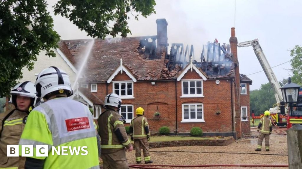 Ewshot fire: Roof and first floor of home destroyed - BBC News