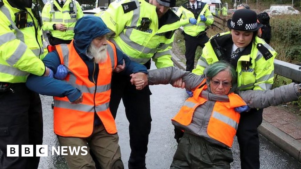 Motorway protests: Insulate Britain activists block M1, M4 and M25