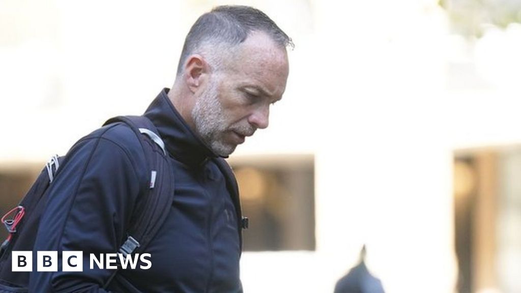 Met Police: West End officer took bribes, court told - BBC News
