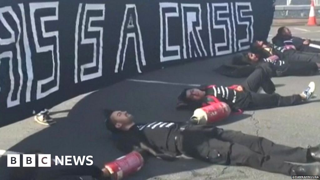 Black Lives Matter 'human chain' protest on Heathrow road - BBC News