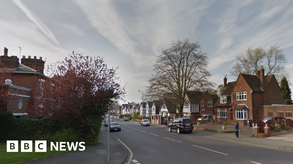 Woman arrested after Wolverhampton stabbing released - BBC News