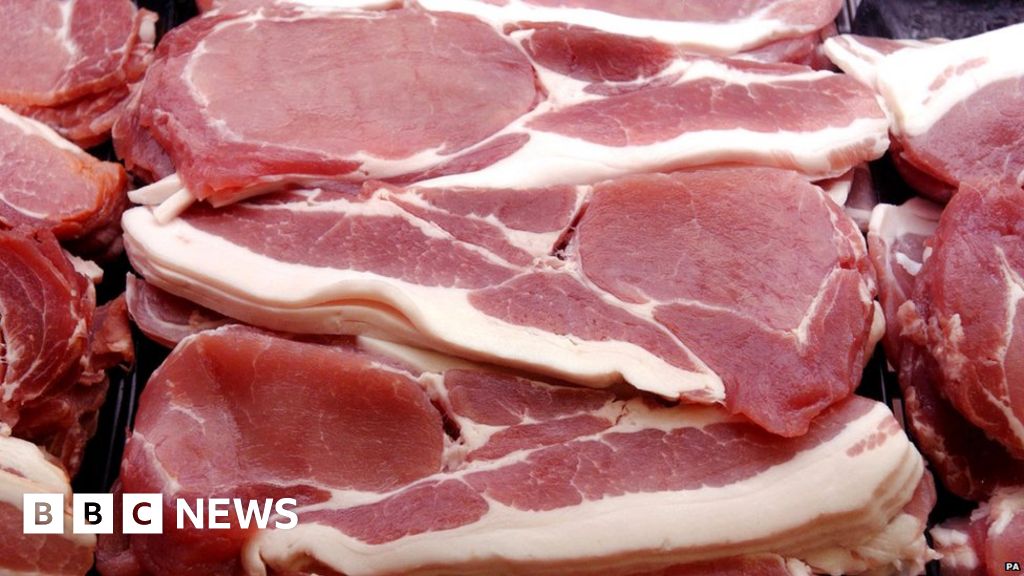 Bacon-wielding woman, 86, fights off thief in Iceland - BBC News