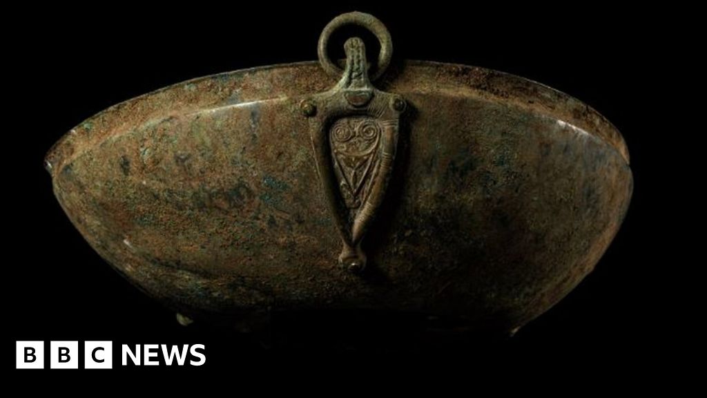 Anglo-Saxon bowl found in field sells for almost £40k - BBC News