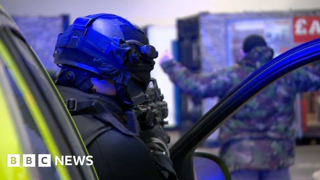 Police chiefs' concern over 'shortage of armed officers' - BBC News