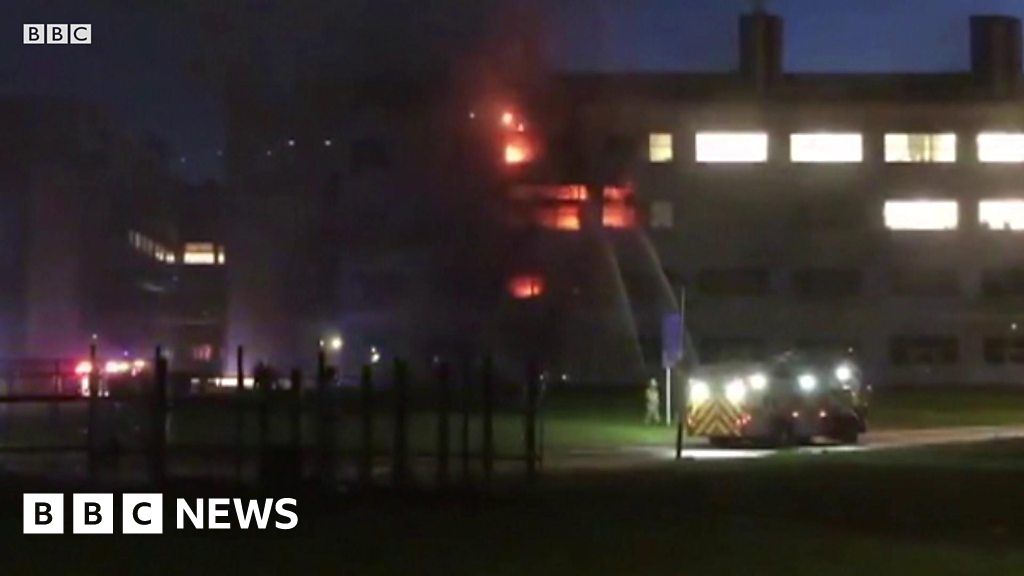 Firefighters tackle blaze at St Andrews University - BBC News