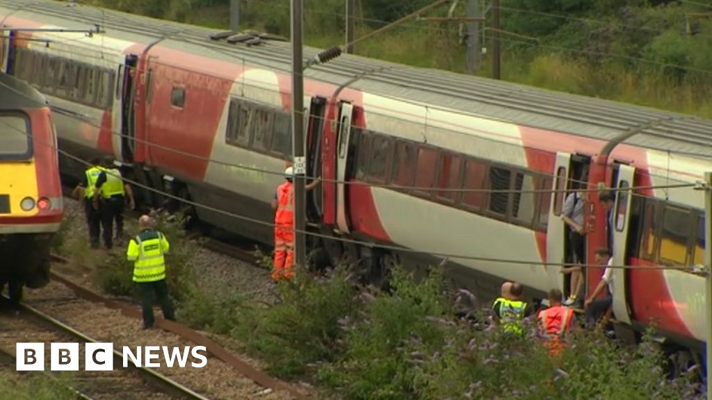 UK heatwave: Rail passengers stranded near Peterborough - BBC News