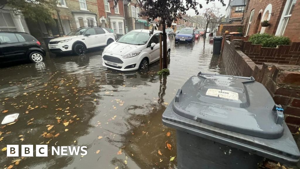 Bedford schools, roads and museums closed due to flooding - BBC News