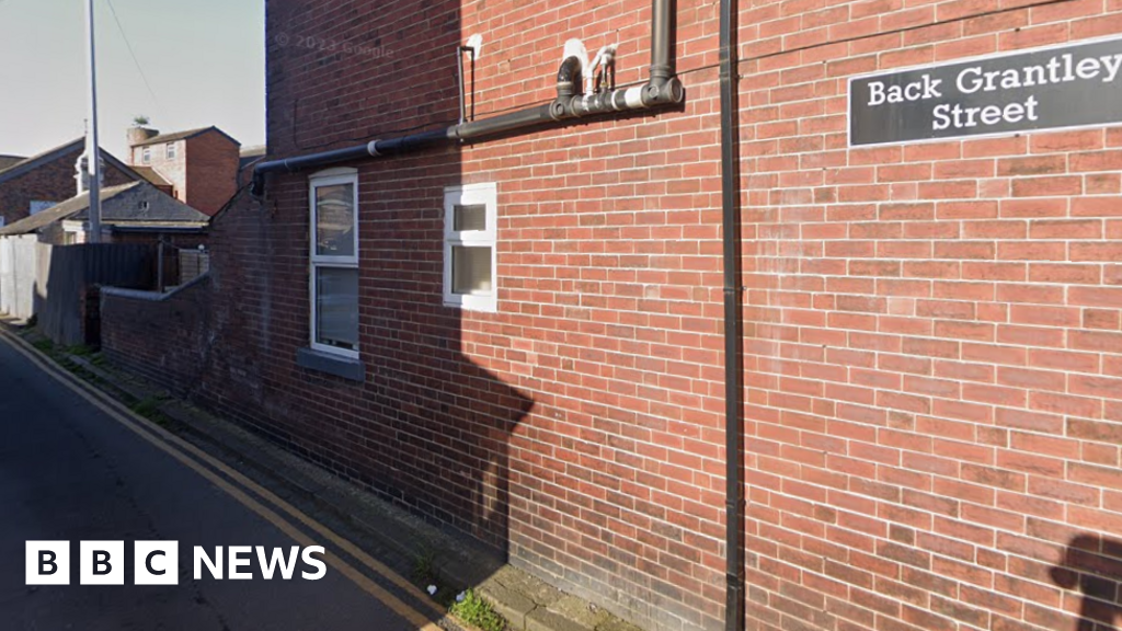 Wakefield: Police officer injured during arrest attempt Wakefield: Police officer injured during arrest attempt
