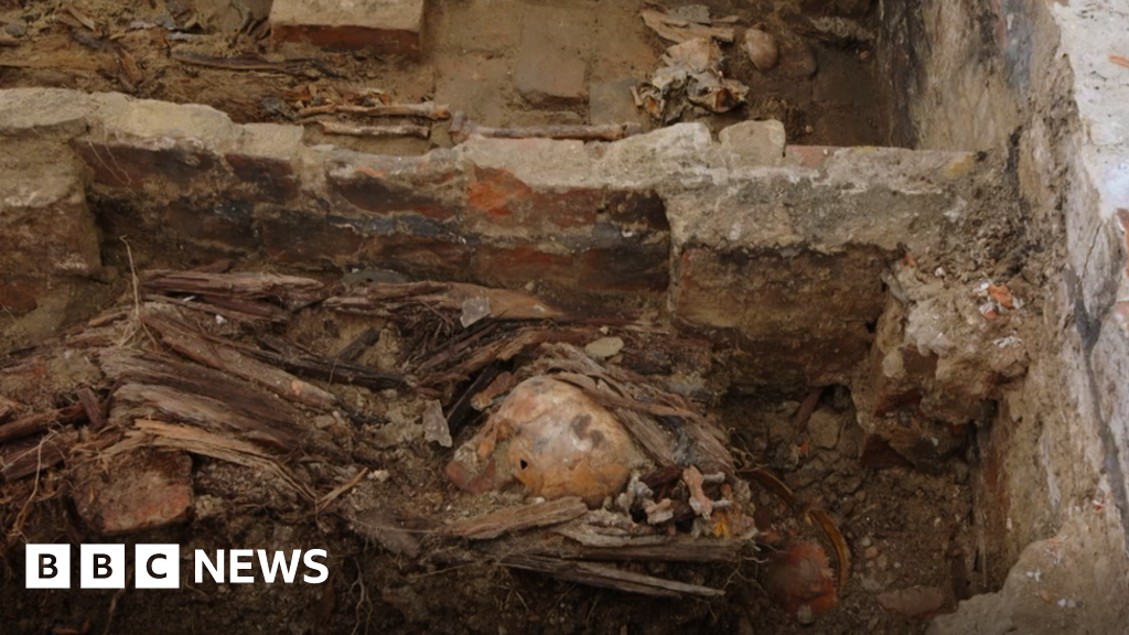 Digging for Britain: Hull graveyard secrets unveiled - BBC News