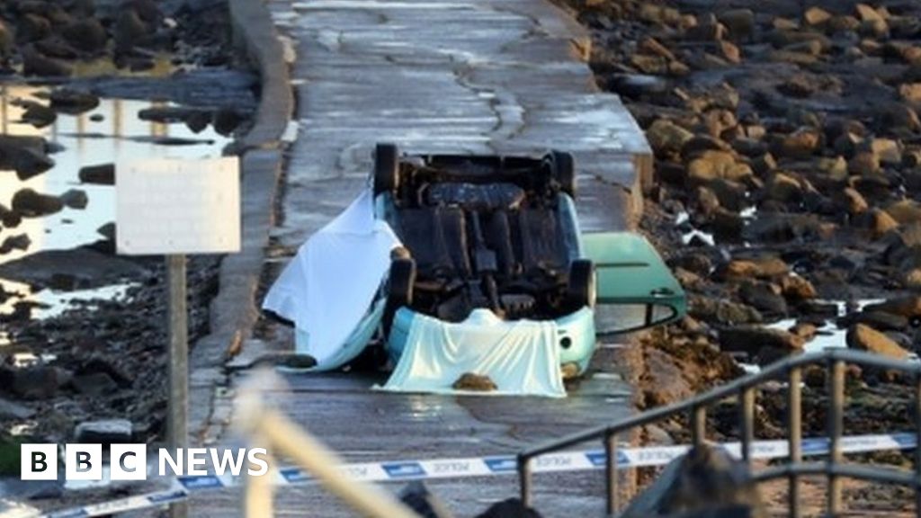 Body found in car near St Mary's Lighthouse, Whitley Bay - BBC News