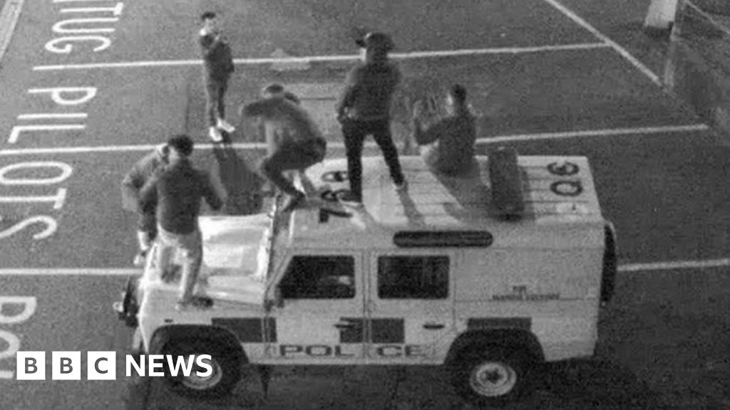 Poole Quay 'photo-taking vandals' damage police 4x4 - BBC News