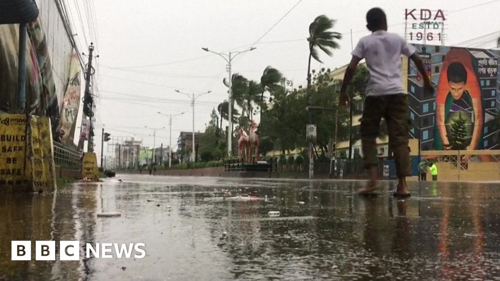 Cyclone Bulbul smashes into Bangladesh coast - BBC News