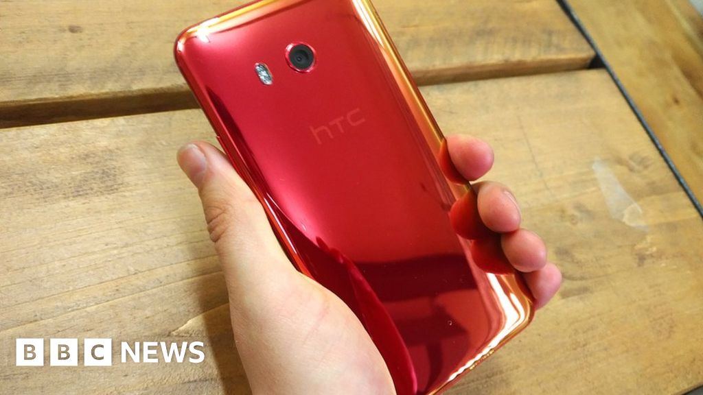 HTC unveils 'squeezy' phone for selfies - BBC News