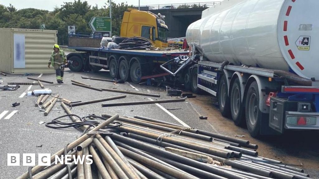 Three taken to hospital after M25 lorry crash in Essex - BBC News