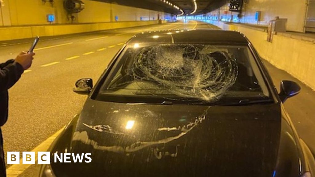 Hatfield Tunnel: Car 'battered' by loose cable - BBC News