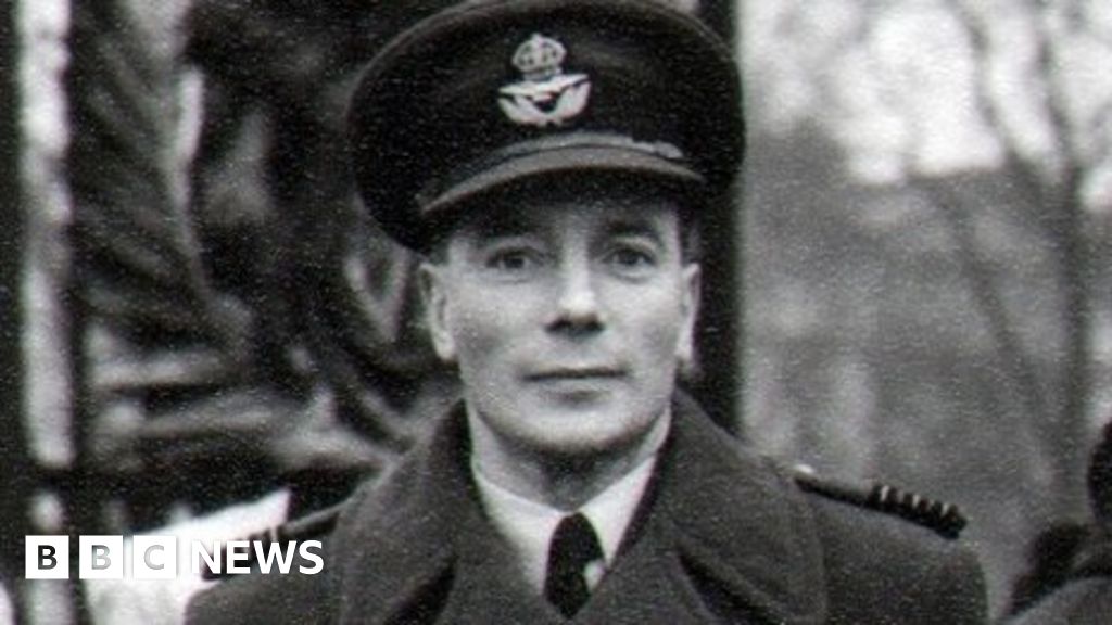 Churchill's navigator Air Commodore John Mitchell dies aged 97 - BBC News