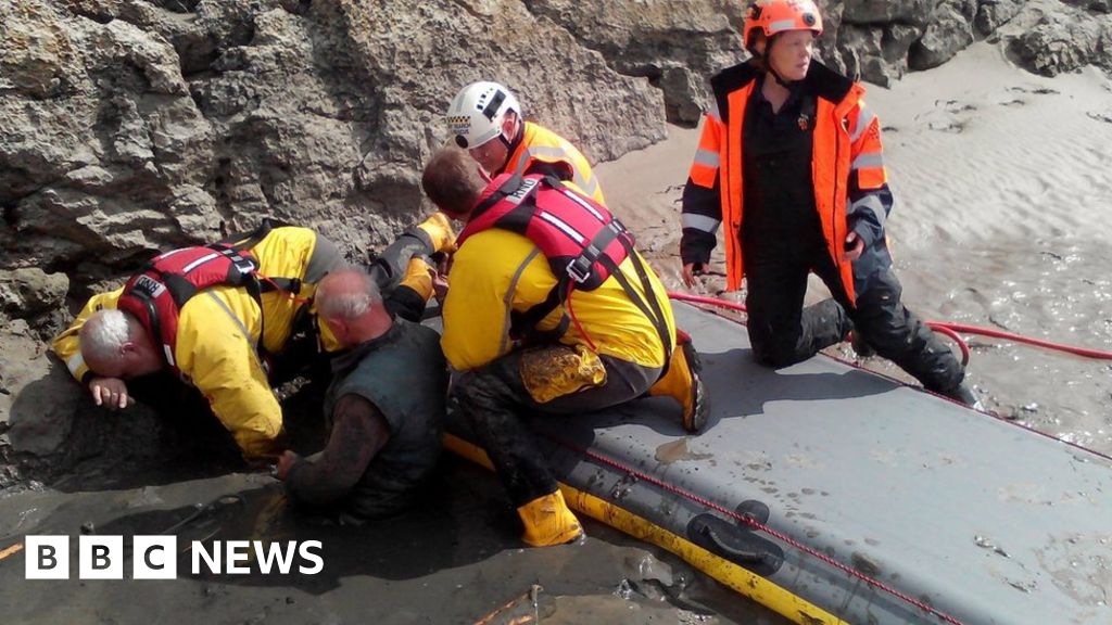 Flookburgh quicksand rescue: Couple trapped up to waists - BBC News