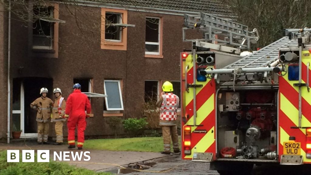 Firefighters extinguish fire at house in Haddington - BBC News