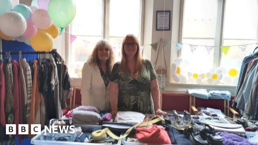 Burnham-on-Sea gets new clothes bank to help families in need - BBC News
