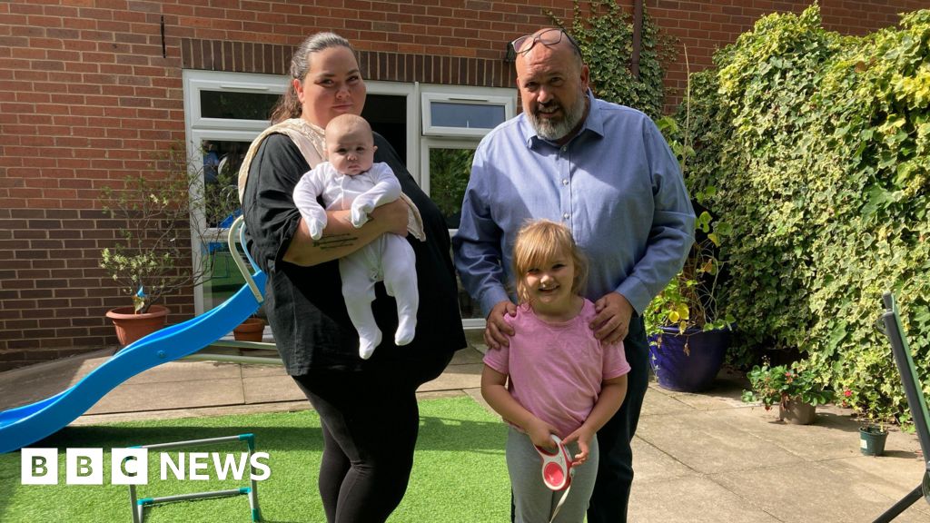 Girl's distress at being turned away from Warwick school - BBC News