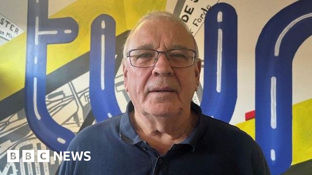 Brian Ervine: Former PUP leader says loyalists have lost trust - BBC News